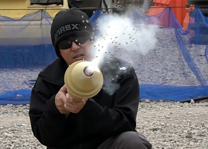 Hyperdouraku Tries The Arrow Dynamic Panzerfaust 100 Gas Grenade ...