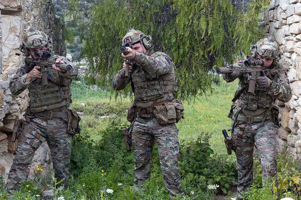 UK's Royal Marine Commandos & Ranger Regiment To Get The New L403A1 Assault Rifle | Popular ...